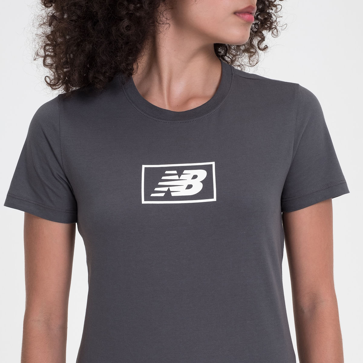 Camiseta Essentials Logo Feminina